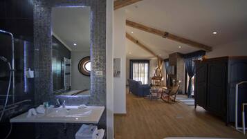 Uma casa de banho moderna com um espelho grande, uma pia e zona de duche.