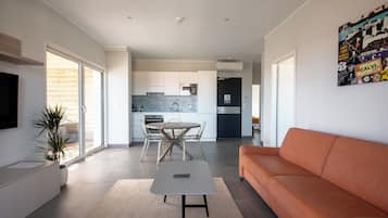 Apartamento luxo, 2 quartos | Área de estar | TV de tela plana