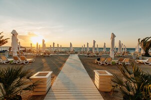 Praia particular, espreguiçadeiras, guarda-sóis, toalhas de praia