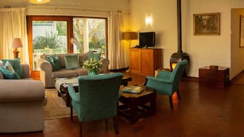 Casa Familiar, 4 quartos, acessível | Sala de estar | TV de ecrã plano, lareira, leitor de DVD