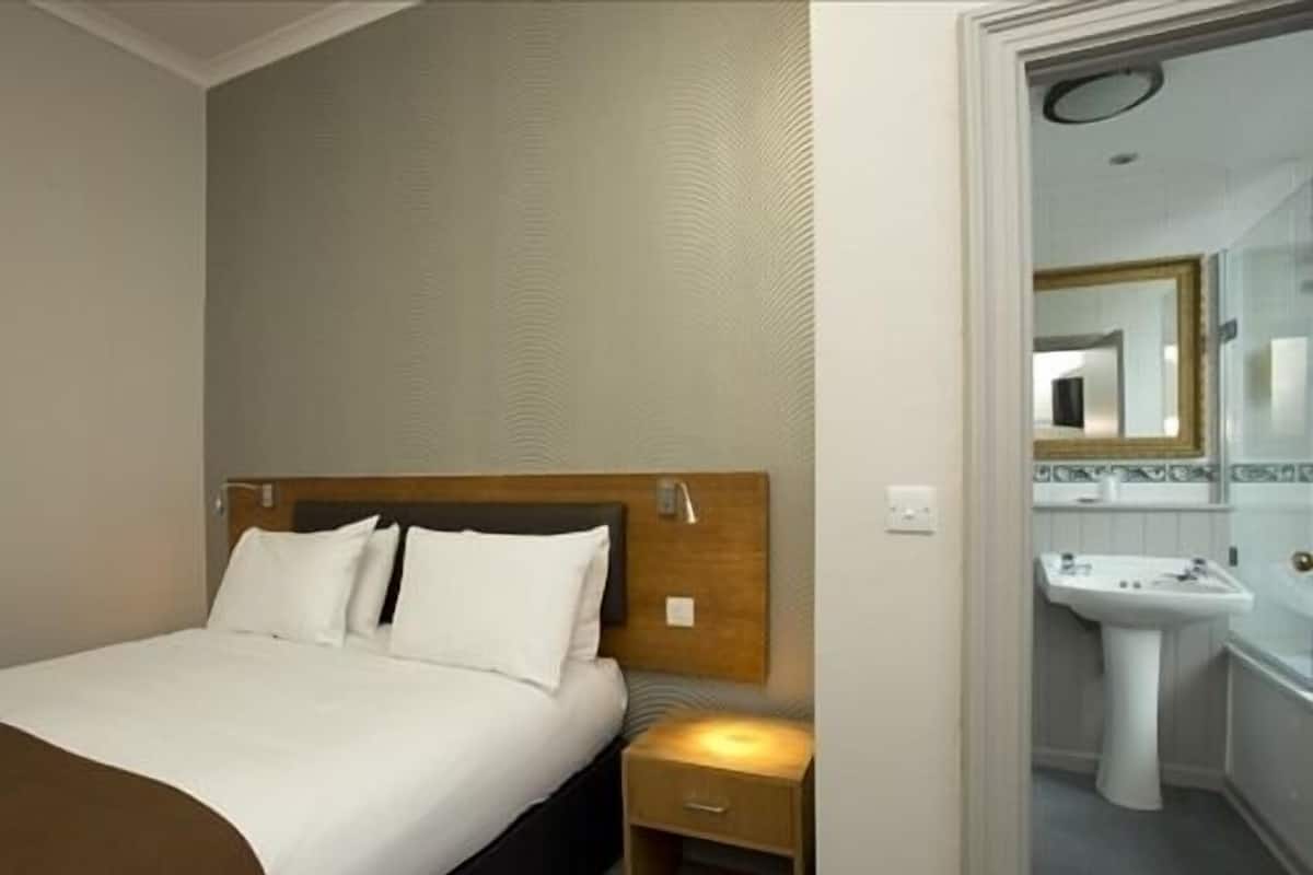 Quarto Duplo, casa de banho anexa | Wi-fi, roupa de cama fornecida 