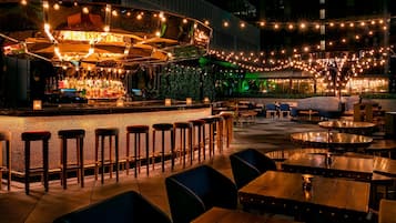 2 bares/lounges, bar na cobertura