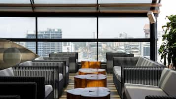 2 bares/lounges, um bar junto à piscina