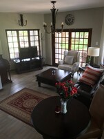 Quarto casal, terraço | Roupas de cama de algodão egípcio, ferros/tábuas de passar roupa