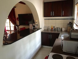 Casa de campo conforto, 1 quarto | Cozinha privada | Geladeira, micro-ondas, fogão, cooktop