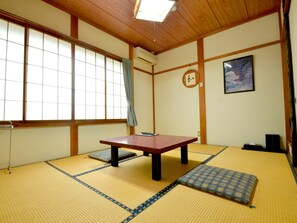 Quarto tradicional, banheiro compartilhado (Japanese-style, For 2 Guests) | Wi-Fi de cortesia