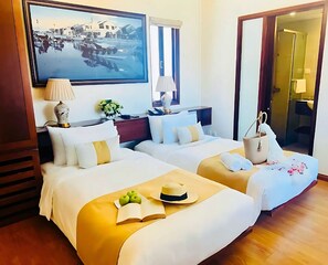 1 quarto, frigobar, cofres nos quartos, escrivaninha