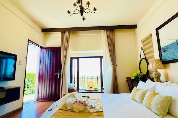 Quarto Duplo Deluxe, vista para o rio | Minibar, cofre no quarto, secretária