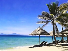 Perto da praia, praia de areia branca, espreguiçadeiras 