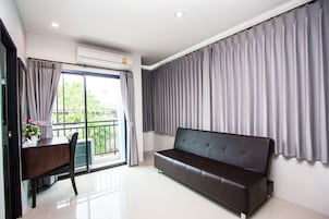 Deluxe Double Room | Área de estar | TV de tela plana