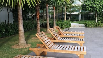 Terraço com espreguiçadeiras