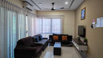 Apartamento Premium, 2 quartos, varanda, Vista para a cidade | Sala de estar | Smart TV de 40 polegadas com canais por cabo, televisor