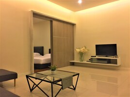 Apartamento de Luxo, 2 quartos, vista para o jardim | Sala de estar | Smart TV de 40 polegadas com canais por cabo, televisor 