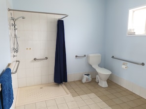 Vila standard, 1 quarto, acessível | Banheiro | Chuveiro, produtos de toalete grátis, secador de cabelo 