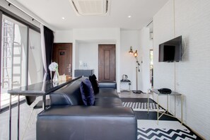 Executive Suite | Sala de estar | TV de tela plana 32 polegadas com canais a cabo, TV