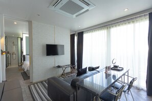 Executive Suite | Área de estar | TV de tela plana 32 polegadas com canais a cabo, TV