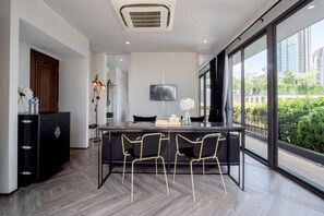 Executive Suite | Cofres nos quartos, escrivaninha, espaço de trabalho para notebook