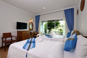 Quarto duplo luxo | Frigobar, escrivaninha, cortinas blackout