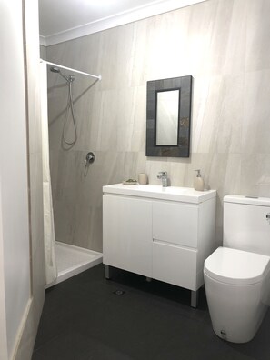 Apartamento | Banheiro | Chuveiro, chuveiro com efeito de chuva, produtos de toalete grátis