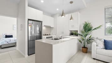 Apartamento Panorâmico | Cozinha privada | Um frigorífico, um micro-ondas, um forno, uma placa de cozinha