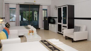 Uma sala de estar moderna com um sofá, poltrona e uma televisão sobre um suporte.