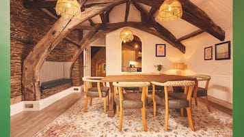 Apartamento, 2 quartos | Opções para refeição no quarto