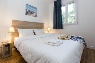 Secretária, ferro/tábua de engomar, berços/camas para crianças 