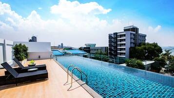 Piscina externa, espreguiçadeiras