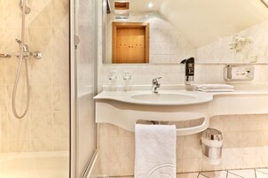 Quarto solteiro | Banheiro | Produtos de toalete grátis, secador de cabelo, toalhas de banho 
