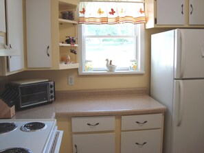 Cabana de Madeira Standard, 4 quartos, não fumadores (The Ramsay House Ramsay, MI) | Cozinha privada | Um frigorífico/congelador grande, um micro-ondas, um forno