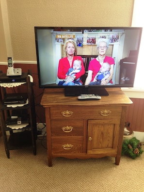 Cabana de Madeira Standard, 4 quartos, não fumadores (The Ramsay House Ramsay, MI) | Sala de estar | TV de ecrã plano, leitor de DVD