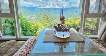 Quarto Quádruplo Clássico, 1 quarto, vista para a montanha, junto à montanha | Edredões de penas, com mobília individualizada 