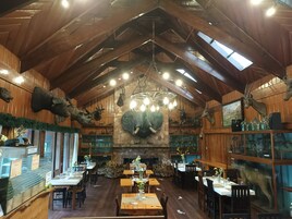 Pequenos-almoços, almoços, jantares servidos, cozinha local 