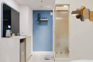 Quarto casal econômico, 1 cama de casal, sem janelas | Cortinas blackout, quartos à prova de som, Wi-Fi de cortesia