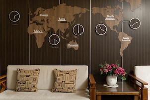 Área de estar no saguão