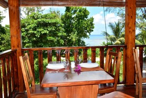 Pequenos-almoços, almoços, jantares servidos, cozinha internacional 