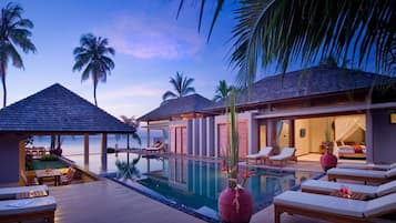 Villa de Luxo, 5 quartos, piscina privativa, em frente à praia | Piscina | Piscina exterior