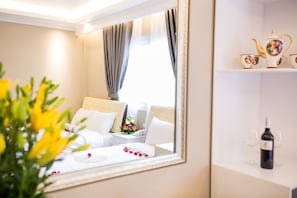 Quarto Familiar | Roupa hipoalergénica, minibar, cofre no quarto, secretária 