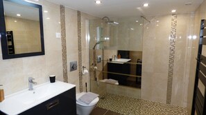 Quarto Duplo Comfort | Casa de banho | Um polibã, artigos de higiene pessoal grátis, um secador de cabelo 