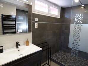 Quarto Duplo Superior | Casa de banho | Um polibã, artigos de higiene pessoal grátis, um secador de cabelo 