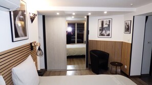 Quarto casal conforto | 1 quarto, frigobar, cofres nos quartos, individualmente decorados