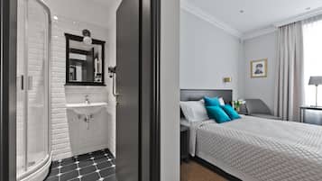 Quarto Individual Superior | Roupa de alta qualidade, cofre no quarto, secretária