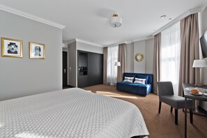 Suite Júnior, 1 cama queen-size e sofá-cama | Roupa de alta qualidade, cofre no quarto, secretária 