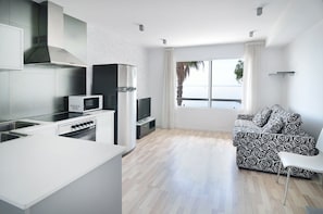 Apartamento, 1 quarto, vista para o mar (Bis) | Área de estar | TV de tela plana 24 polegadas com canais via satélite, TV