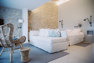 Suite Deluxe | Cofre no quarto, com decoração personalizada 