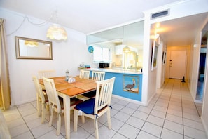Apartamento em Condomínio Fechado, 2 quartos | Cozinha privada | Um frigorífico, um micro-ondas, um forno, uma cafeteira/bule