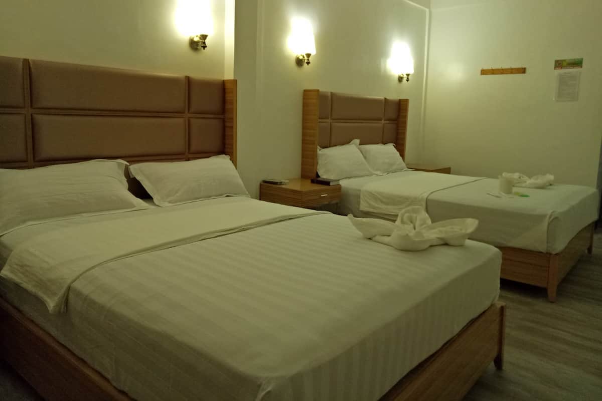 Quarto Familiar | Secretária, roupa de cama fornecida
