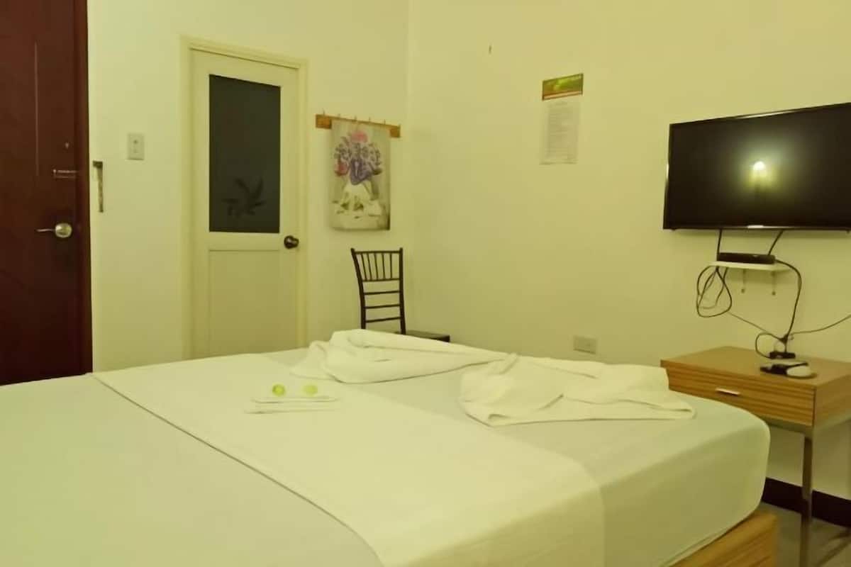 Secretária, roupa de cama fornecida