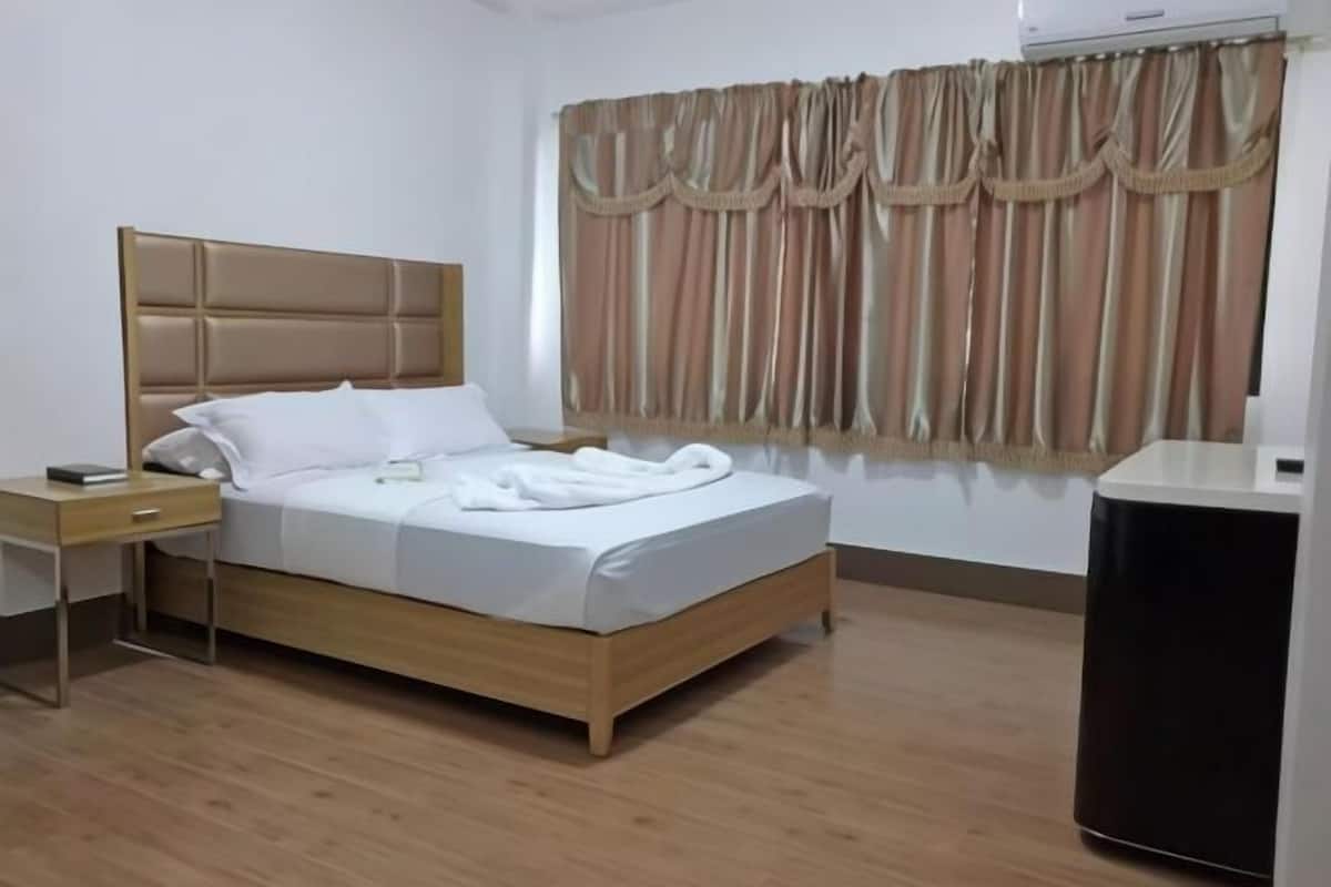 Secretária, roupa de cama fornecida