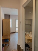 Quarto luxo, sacada | Frigobar, cofres nos quartos, escrivaninha, Wi-Fi de cortesia